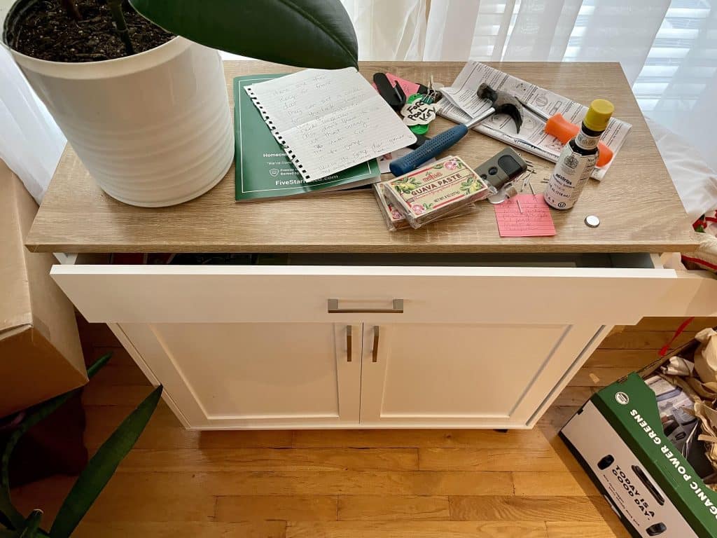 How to Fix a Kitchen Drawer That Won't Stay Closed: Easy Solutions ...