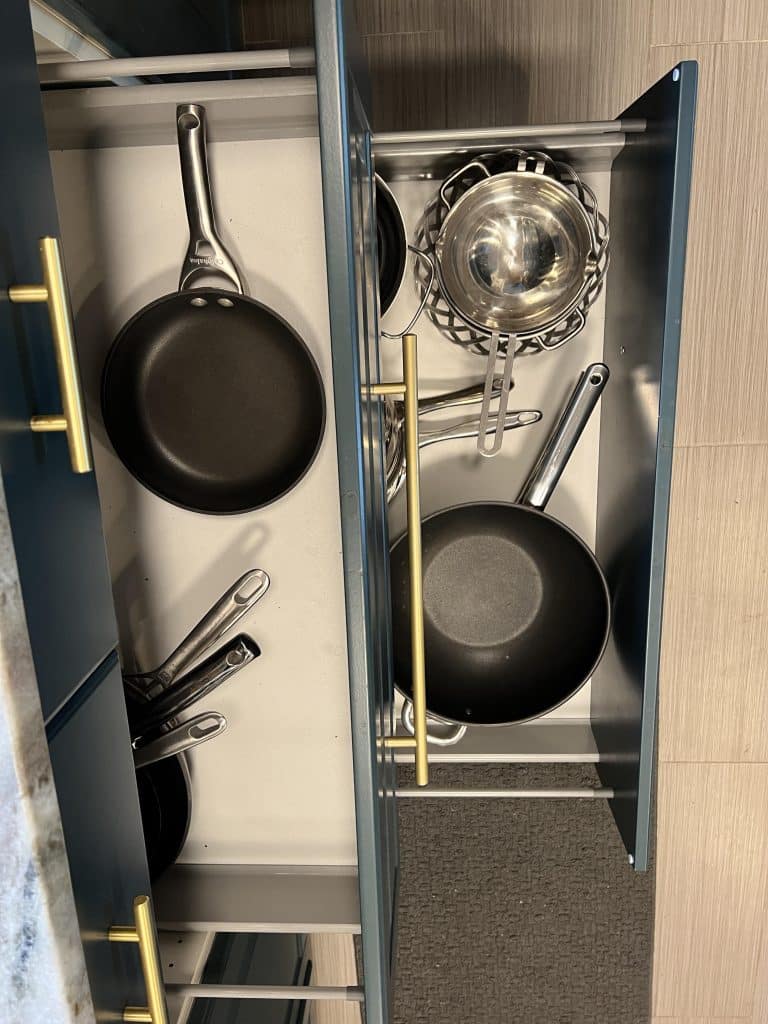 How to Store Cast Iron Skillets in Kitchen: Ultimate Space-Saving Tips ...